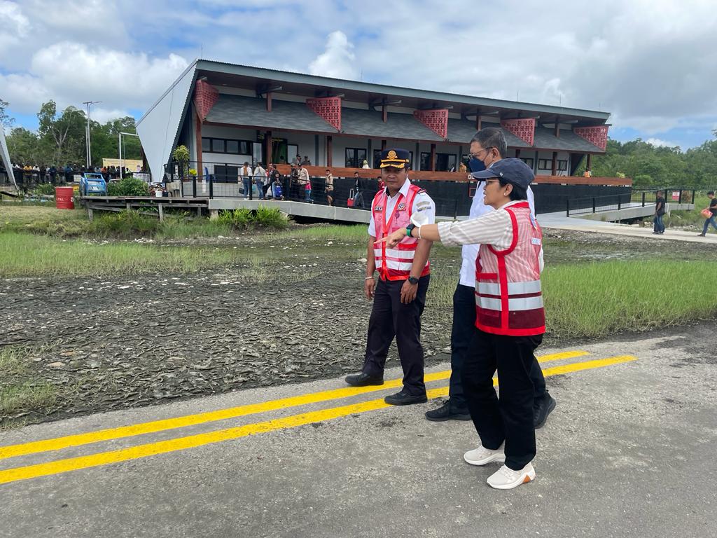 Dirjen Hubud Tinjau Operasional Bandara Ewer di Asmat, Papua ...